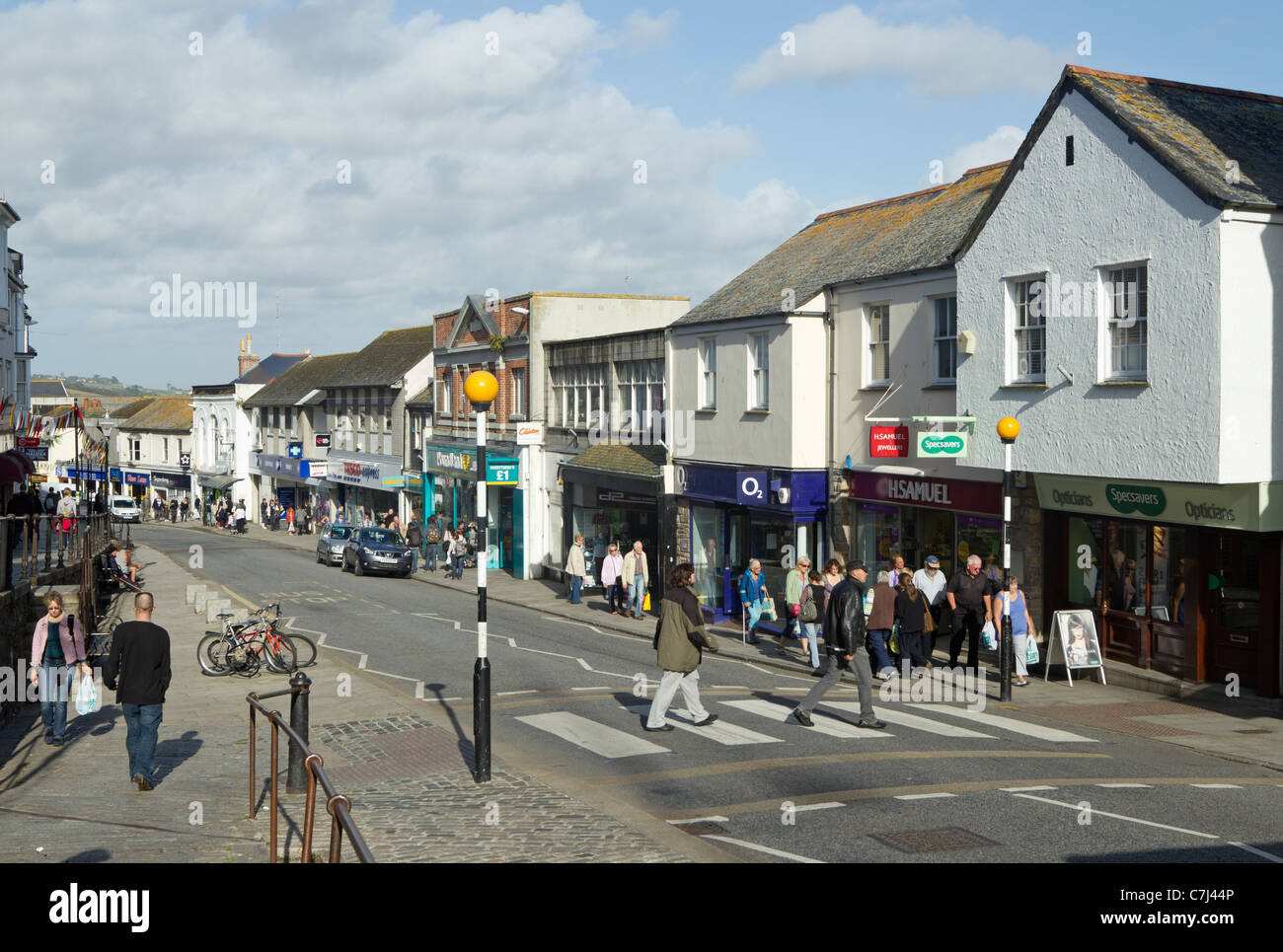 Cornwall cornish main people busy people shopping crossing hi-res stock ...