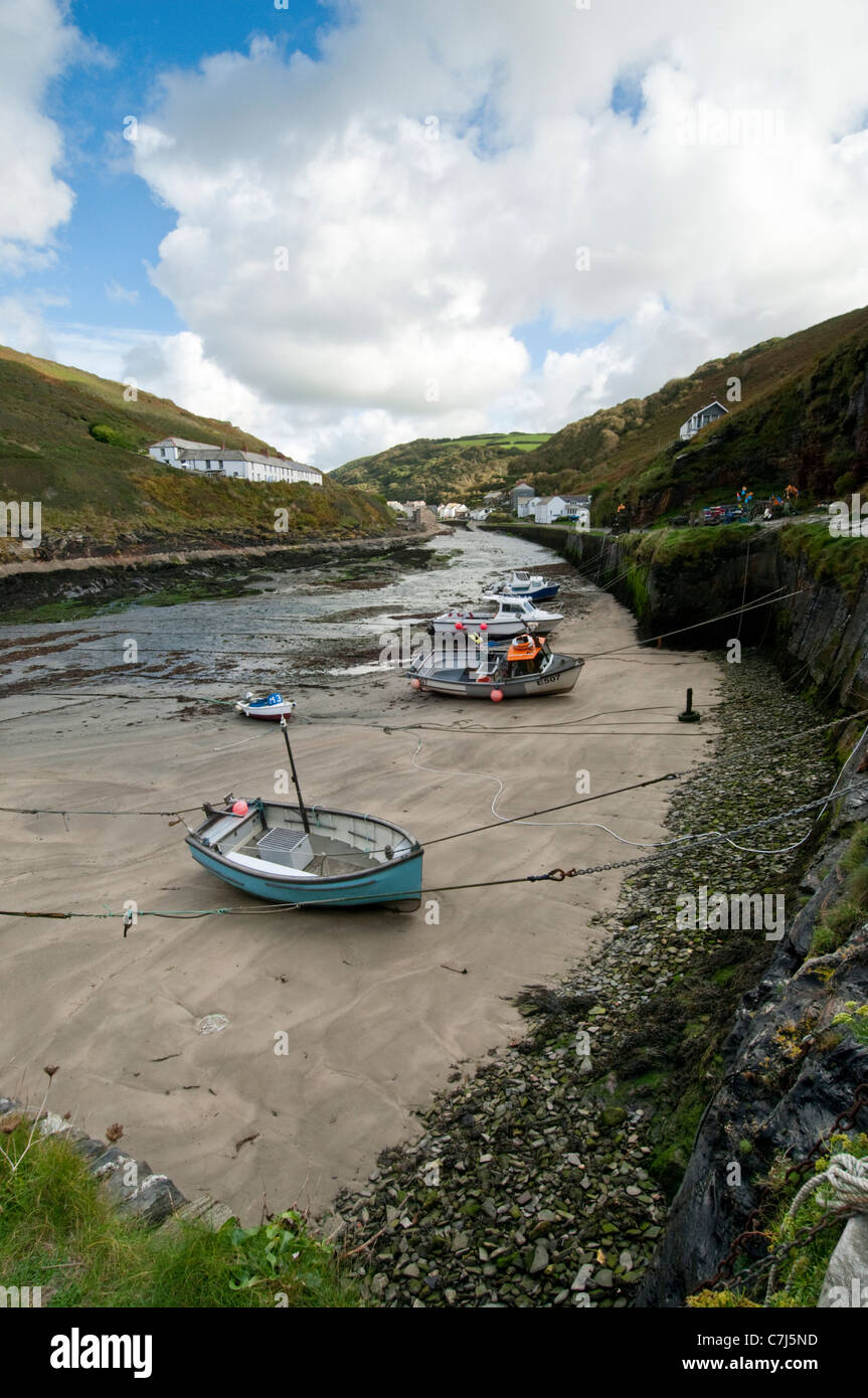 A view of Boscastle harbour at low tide Stock Photo - Alamy