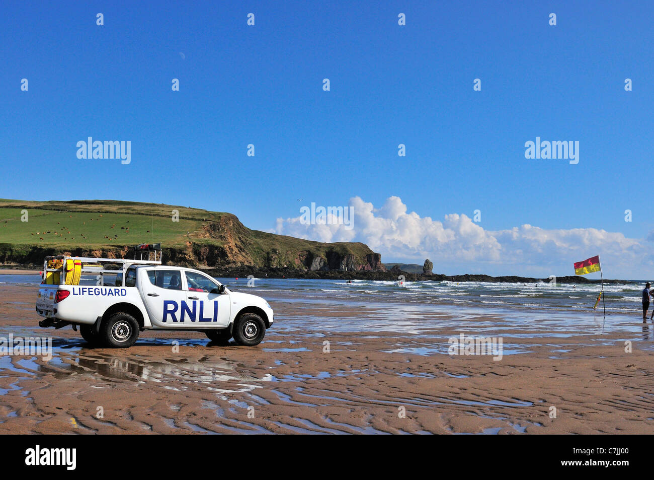 Rnli vehicle safety flag beach hi-res stock photography and images - Alamy