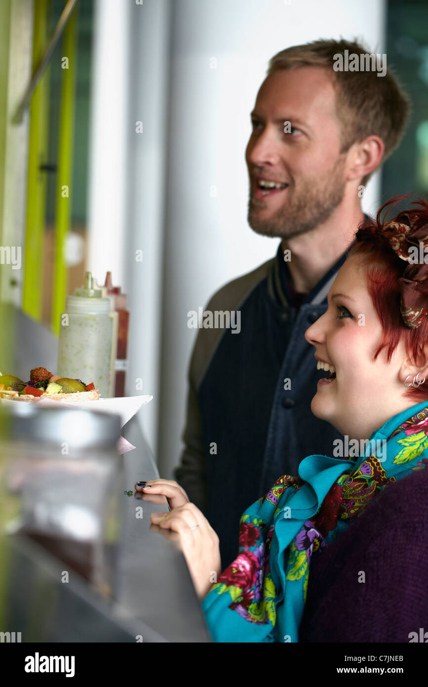Couple ordering from food cart Stock Photo - Alamy