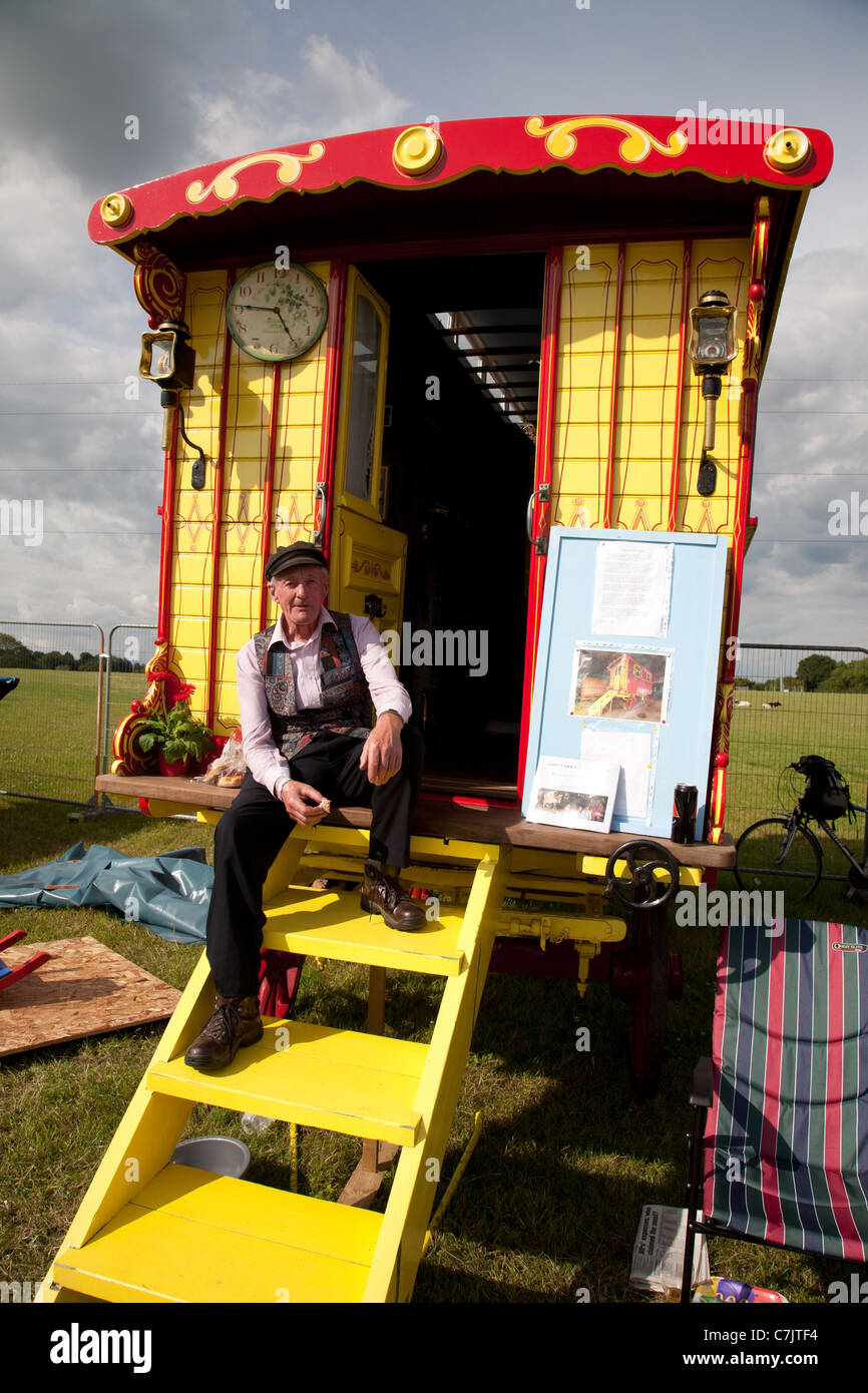Old fashioned caravan hi-res stock photography and images - Alamy