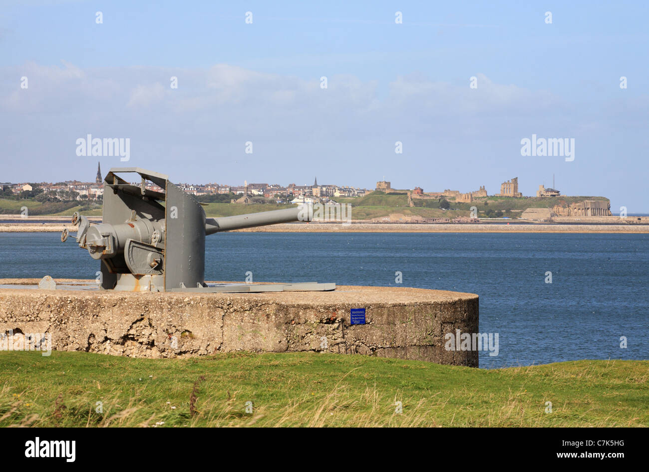 Replica coastal defence disappearing gun at South Shields with ...