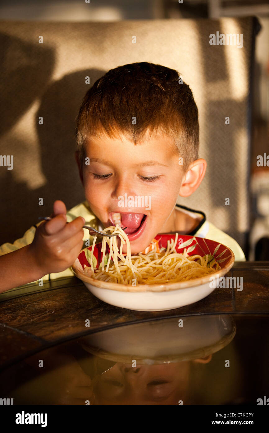 Boy eating spaghetti Stock Photo - Alamy