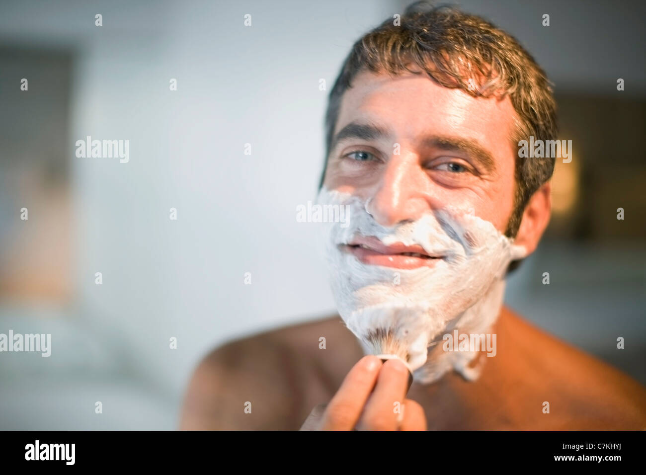 Man lathering face hi-res stock photography and images - Alamy