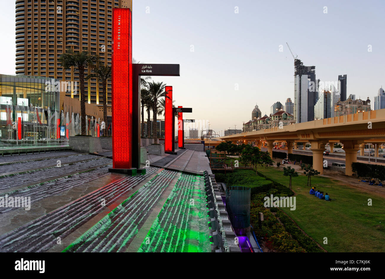 Architecture, details, facade, DUBAI MALL, largest shopping mall in the ...