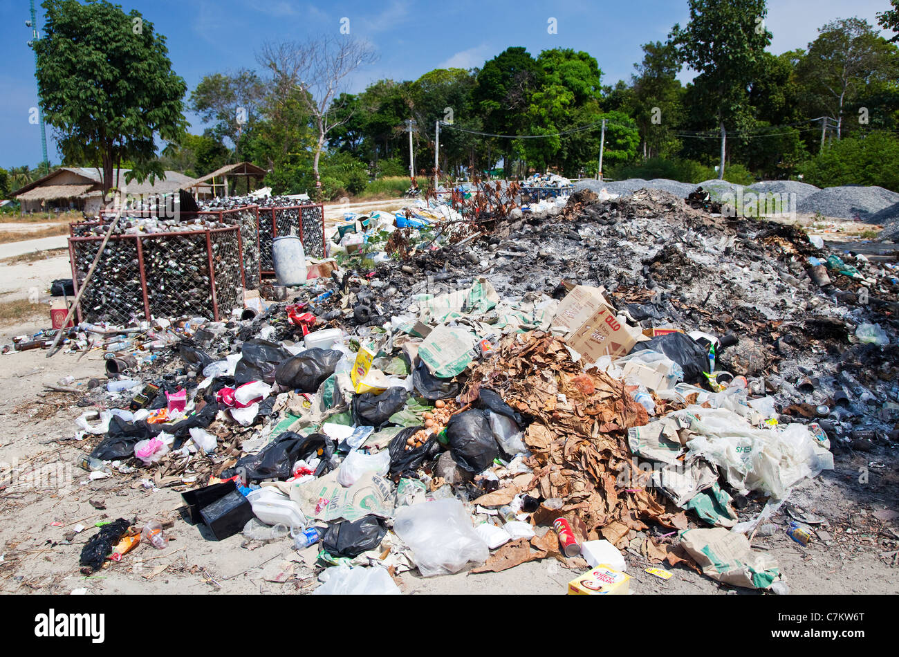 Garbage dump on side hi-res stock photography and images - Alamy