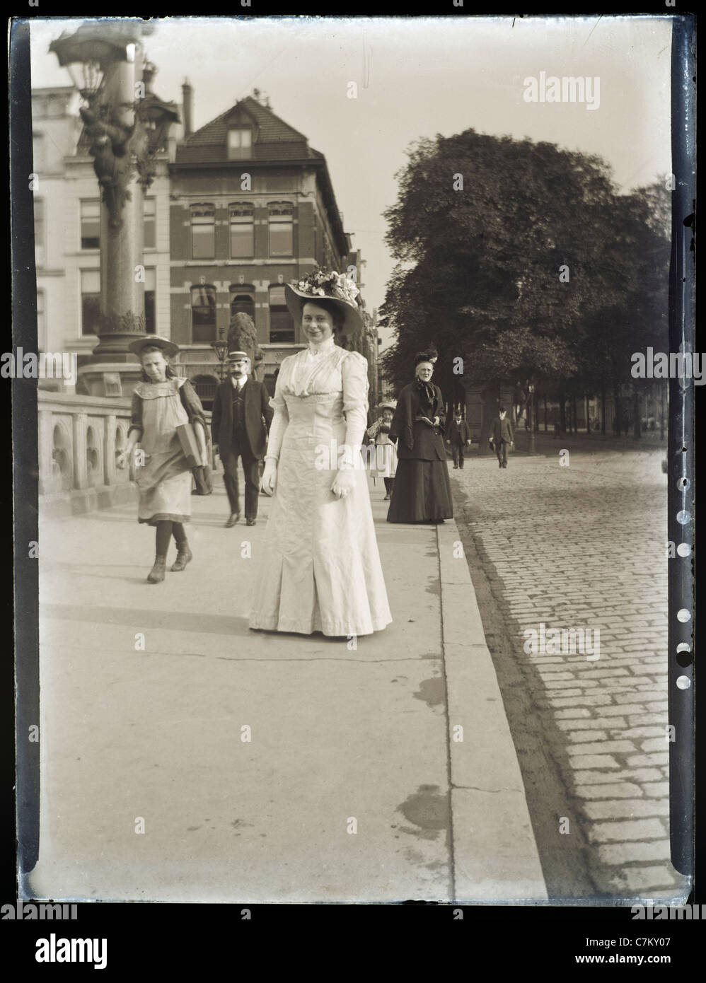 Victorian lady hi-res stock photography and images - Alamy
