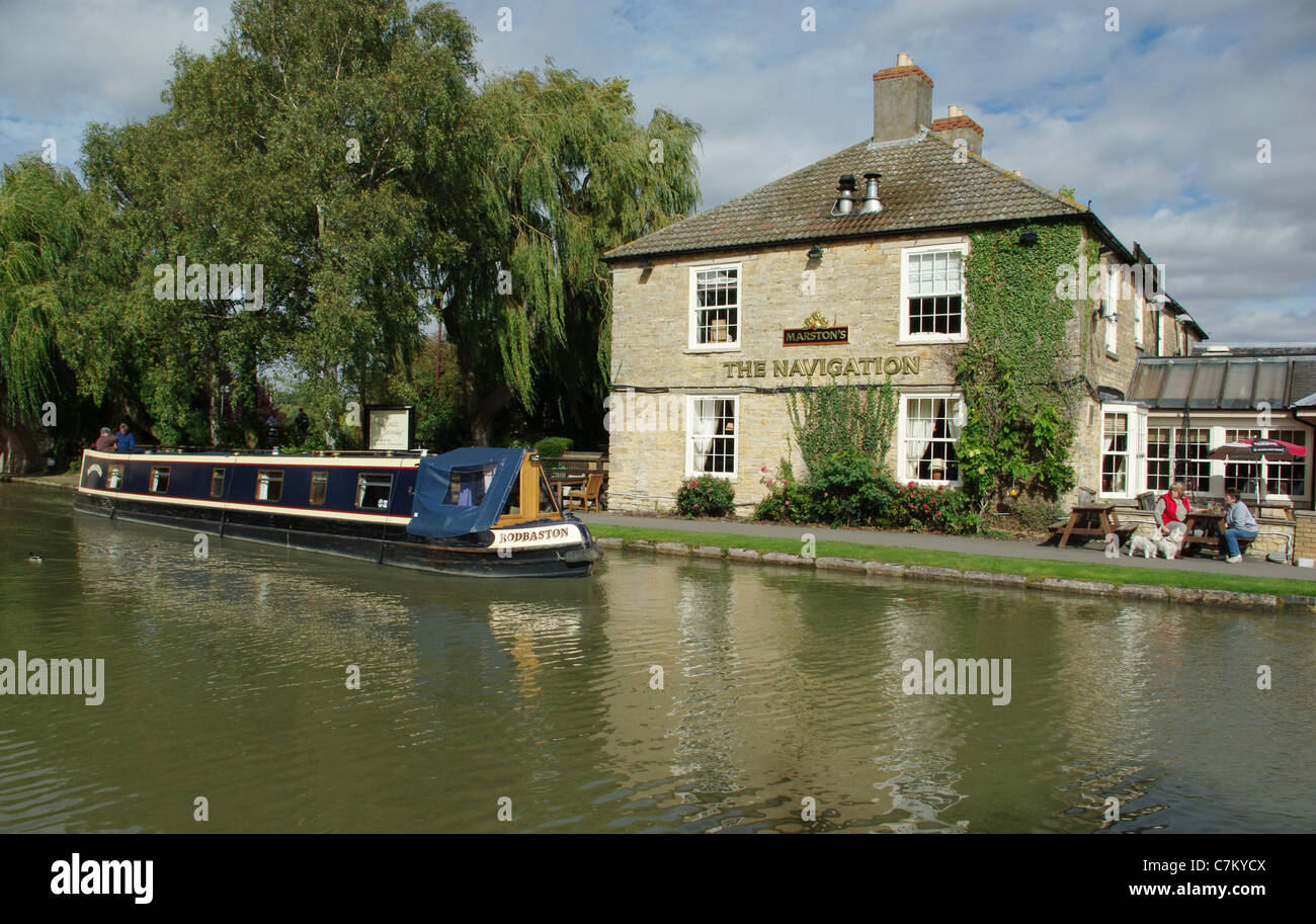 Narrowboat passing the Navigation Inn on the Grand Union Canal, Stoke ...