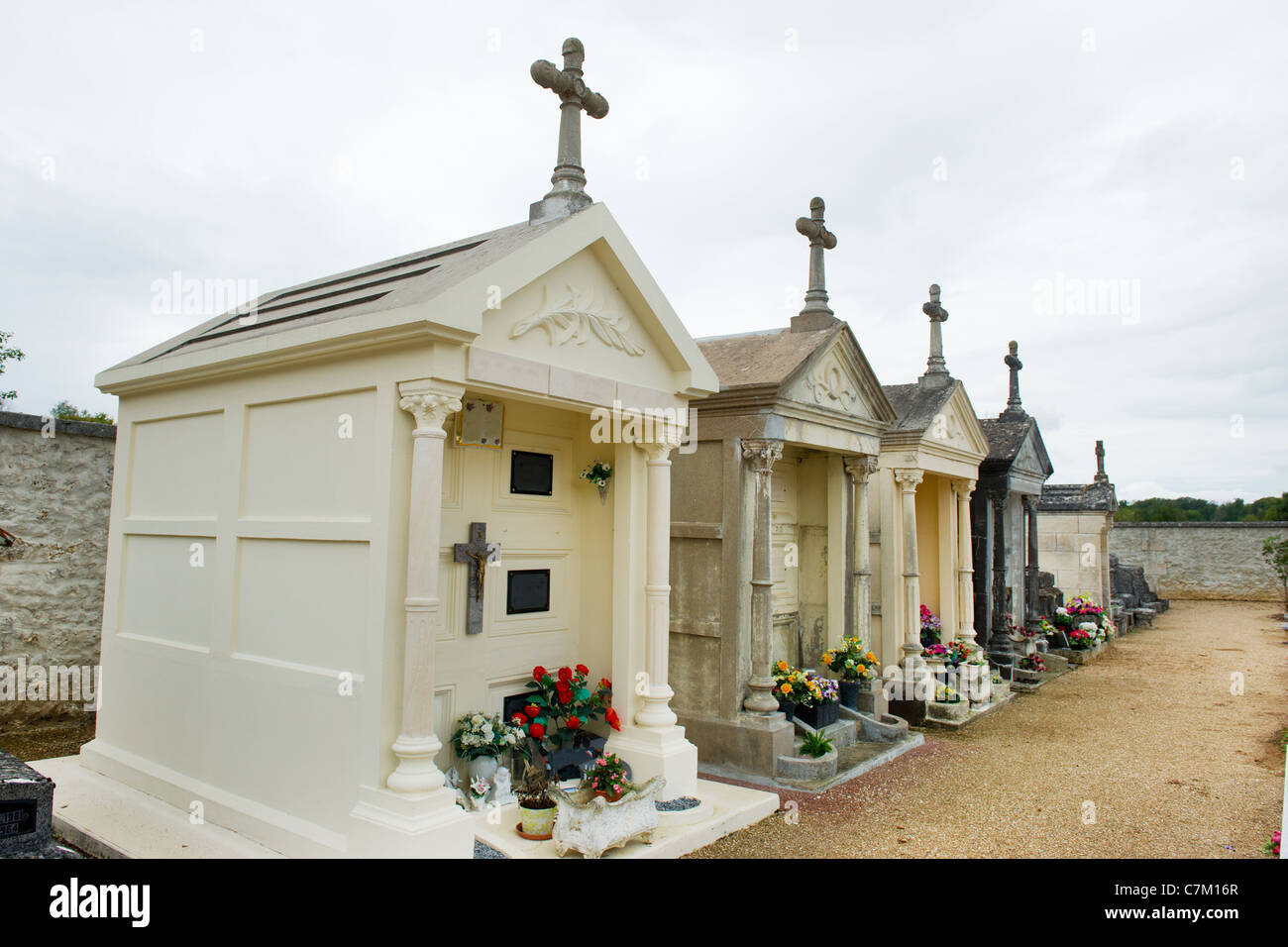 Row of tombs hi-res stock photography and images - Alamy
