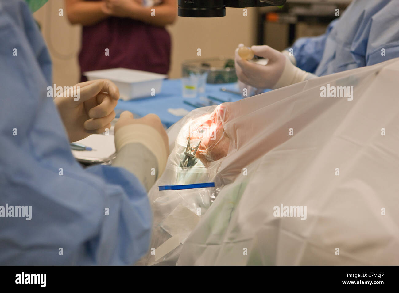 Ophthalmologist performing cataract surgery Stock Photo - Alamy
