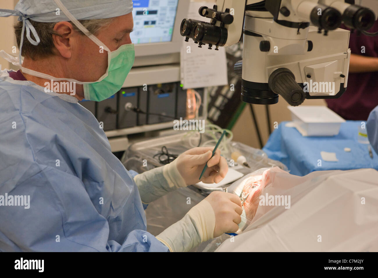 Ophthalmologist performing cataract surgery Stock Photo - Alamy