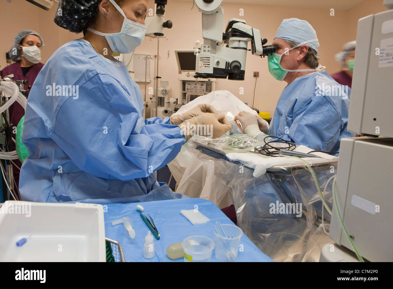 Ophthalmologist performing cataract surgery Stock Photo - Alamy
