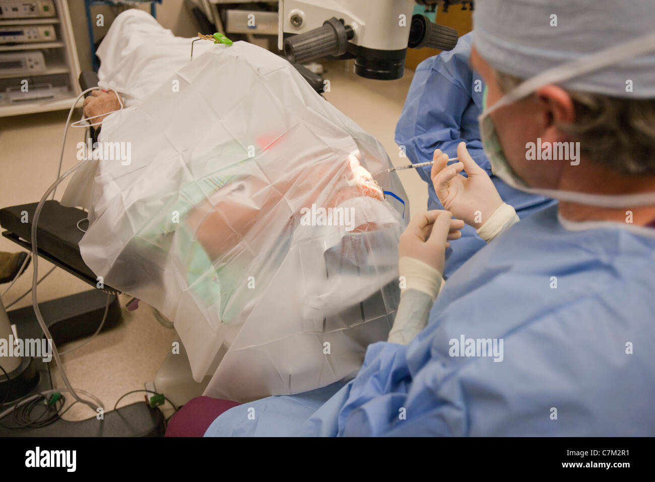 Ophthalmologist performing cataract surgery Stock Photo - Alamy