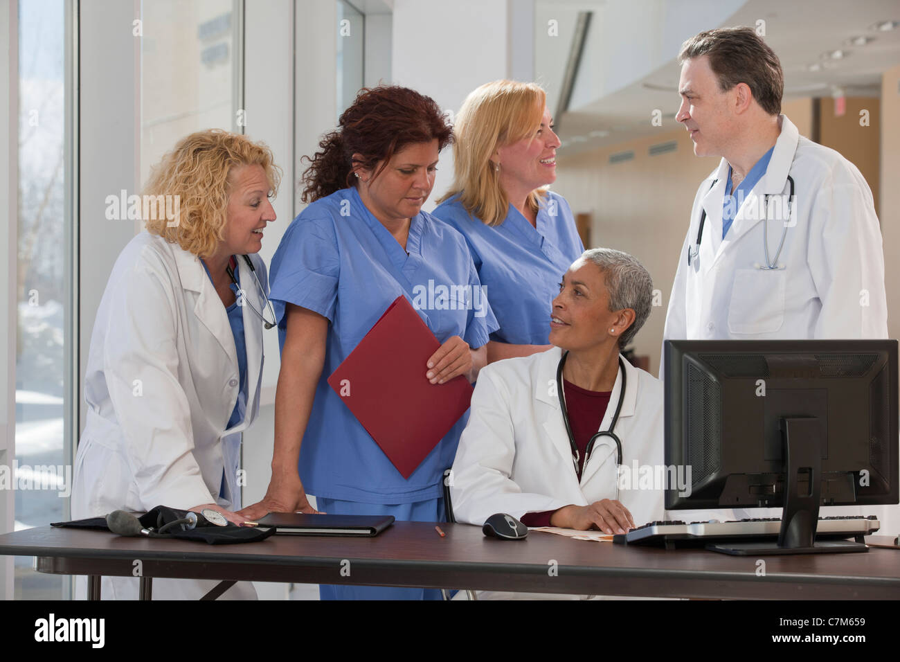 Doctors and nurses consulting on a computer in hospital Stock Photo - Alamy