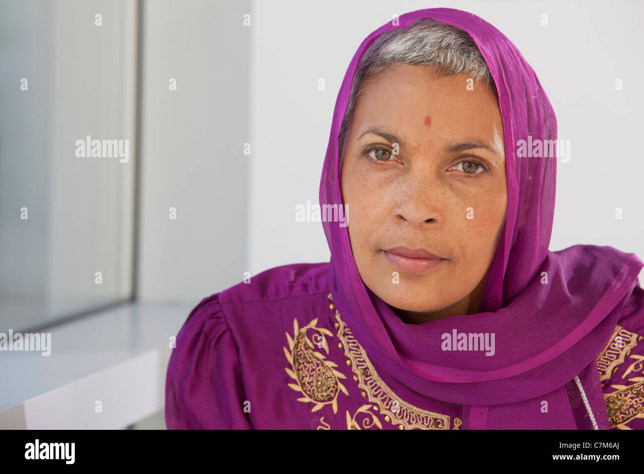 Muslim woman england hi-res stock photography and images - Alamy