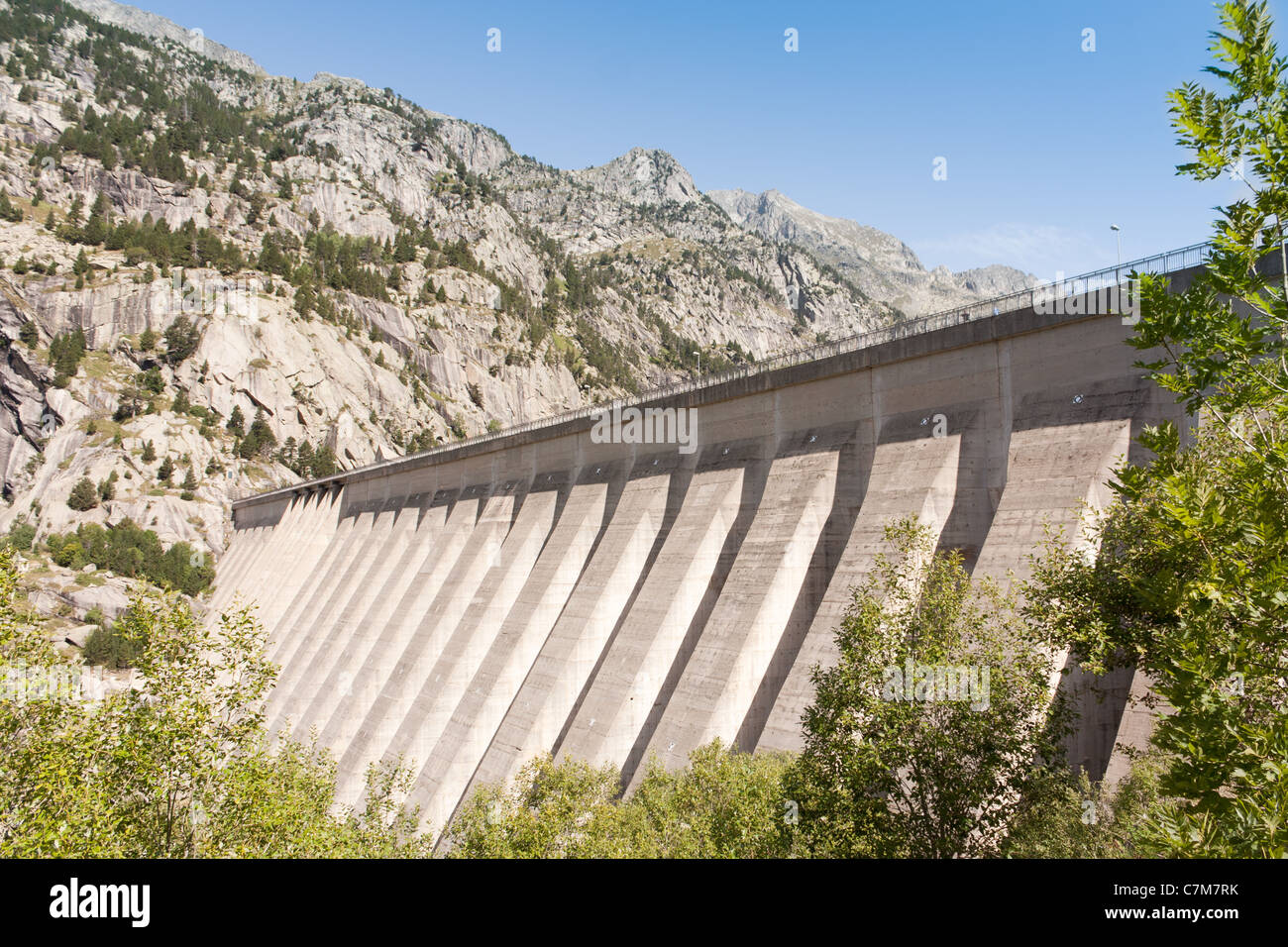 Dam between mountains Stock Photo - Alamy