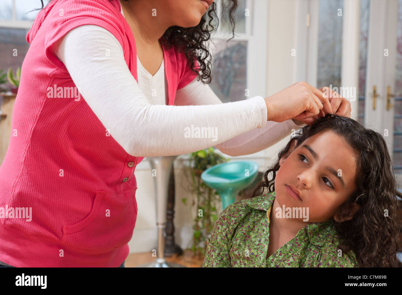 African fixing hair child hi-res stock photography and images - Alamy