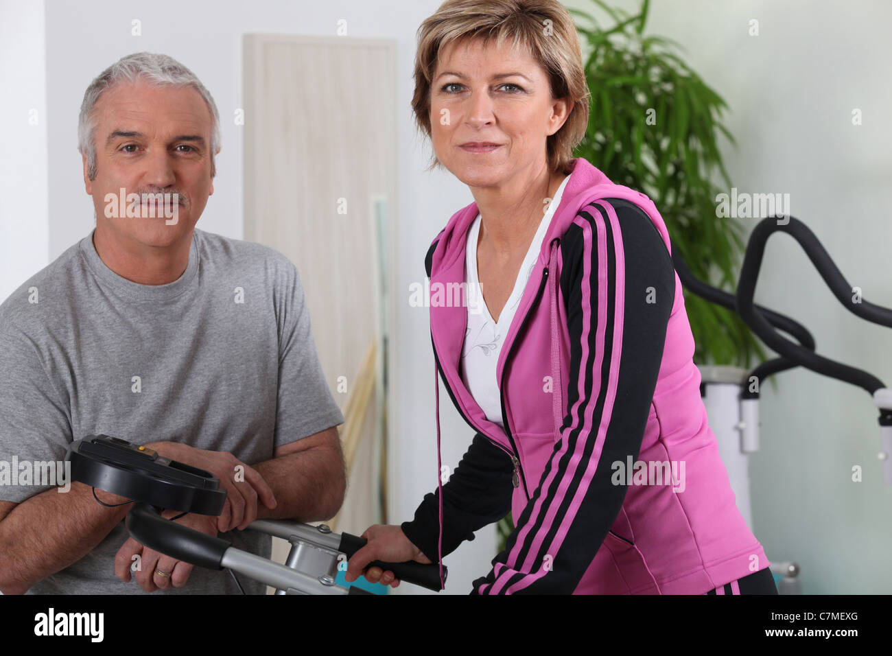 Married couple in gym hi-res stock photography and images - Alamy