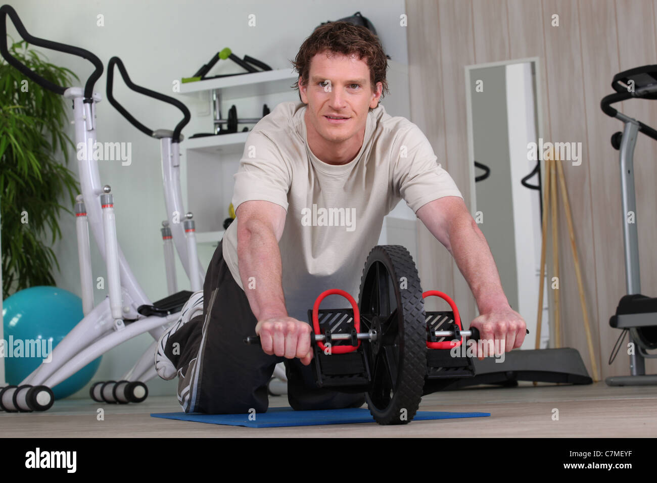 Man working out at the gym Stock Photo - Alamy