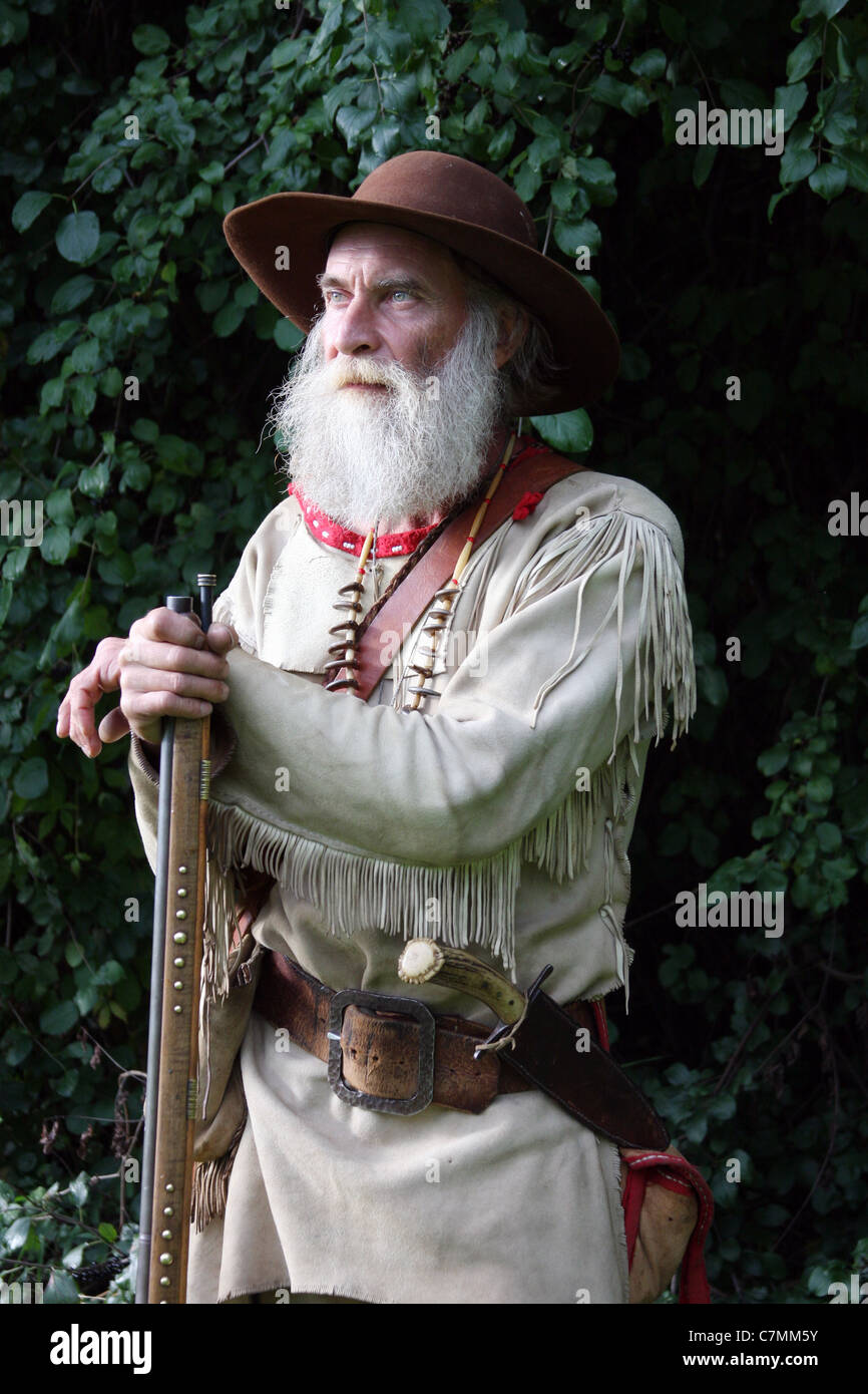 Old man smoking pipe portrait hunter hi-res stock photography and ...