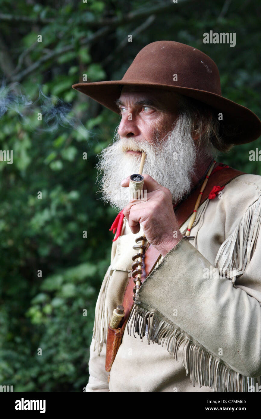 Early American mountainman trapper smoking a pipe Stock Photo - Alamy