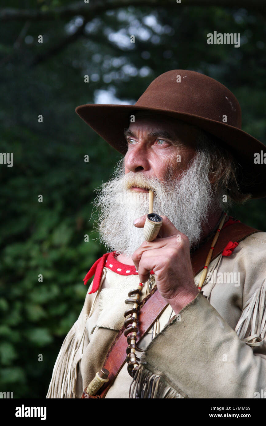 Early American mountainman trapper smoking a pipe Stock Photo - Alamy