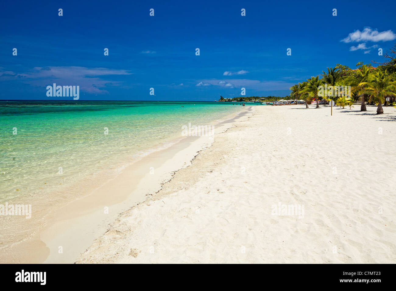 Caribbean scene white sand beach hi-res stock photography and images ...