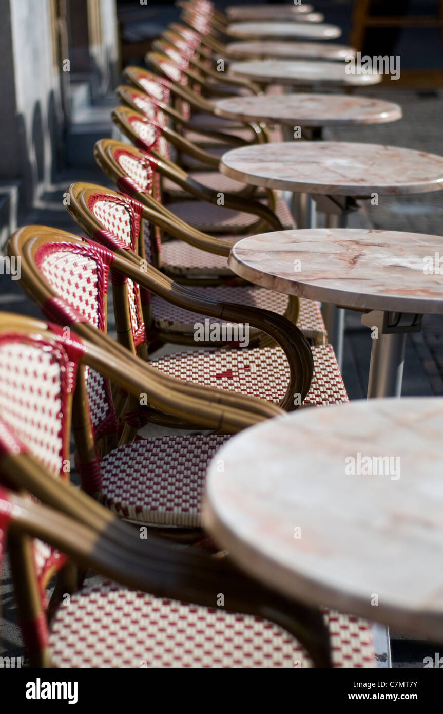 Pavement seats chairs hi-res stock photography and images - Alamy