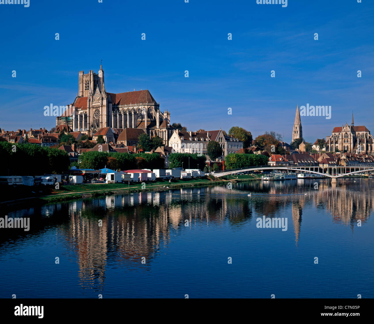 Yonne river View, Cathedrale St-Etienne, Cathedral Stock Photo - Alamy