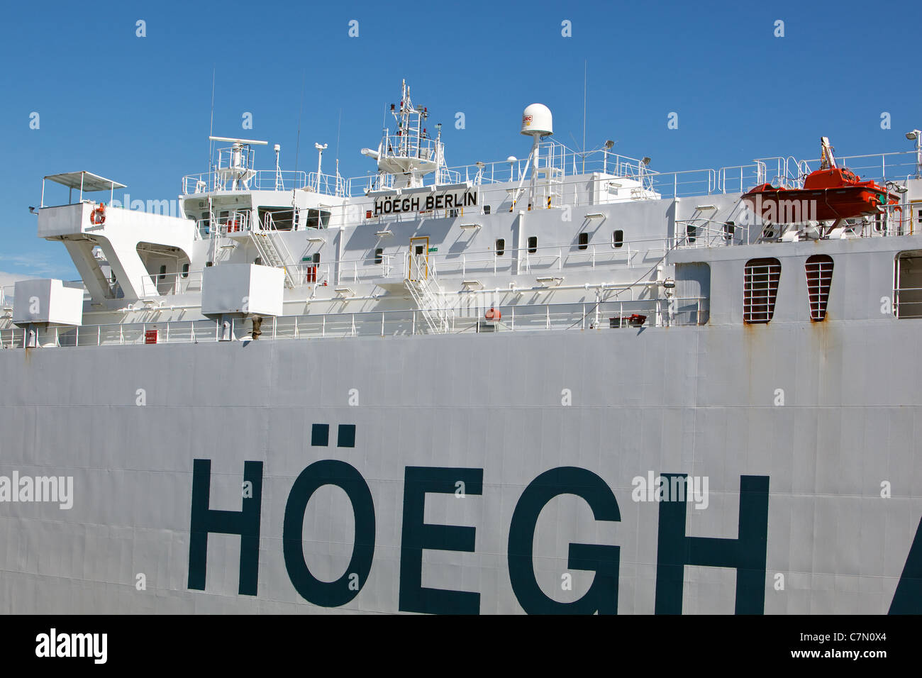 The Hoegh Berlin is a 200 meters long, 32 meters wide car/truck carrier ...