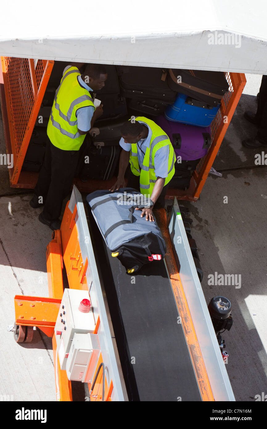 Loading passenger luggage on Cruise Ship.Port of Southampton England Uk ...