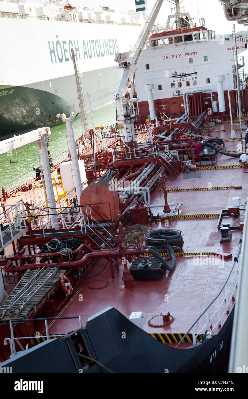 Bunkering tanker hi-res stock photography and images - Alamy