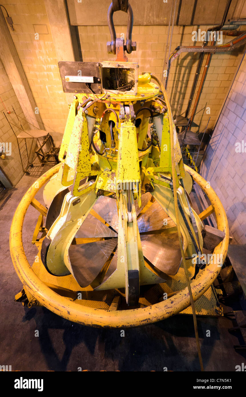 Crane claw - SELCHP Energy Recovery Facility - New Cross, London Stock ...