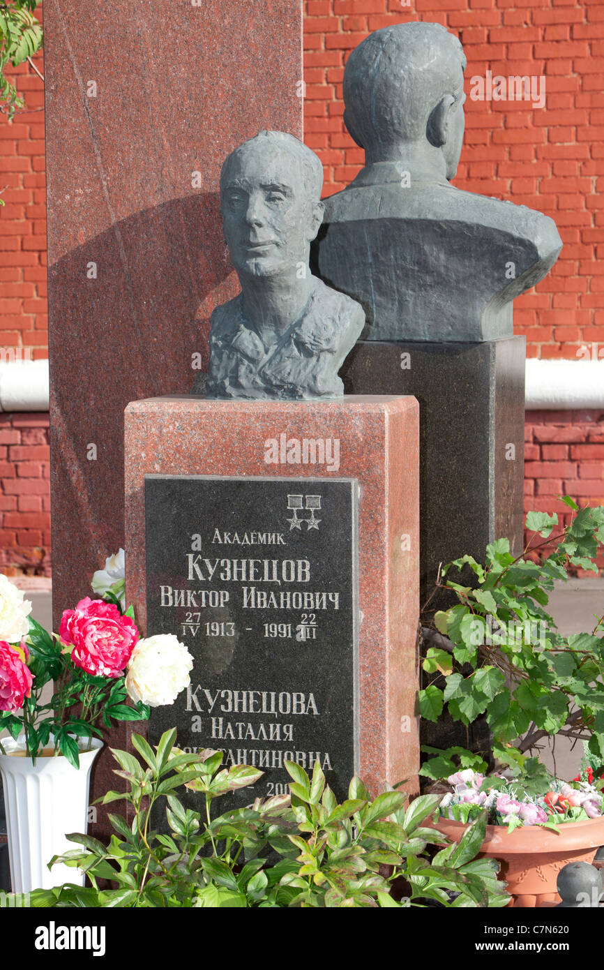 Soviet statue 1991 hi-res stock photography and images - Alamy