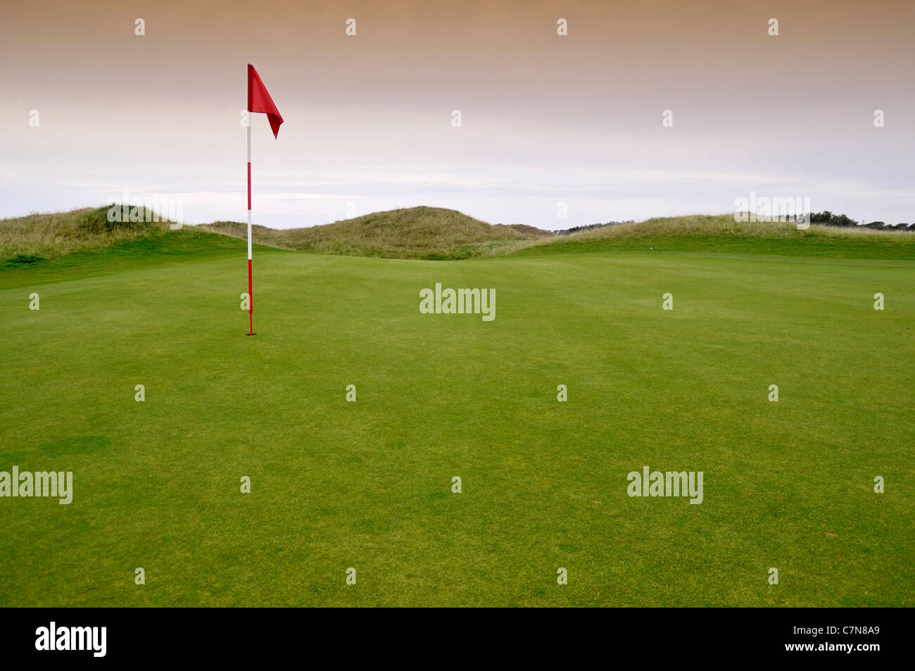 Golf course red flags hi-res stock photography and images - Alamy