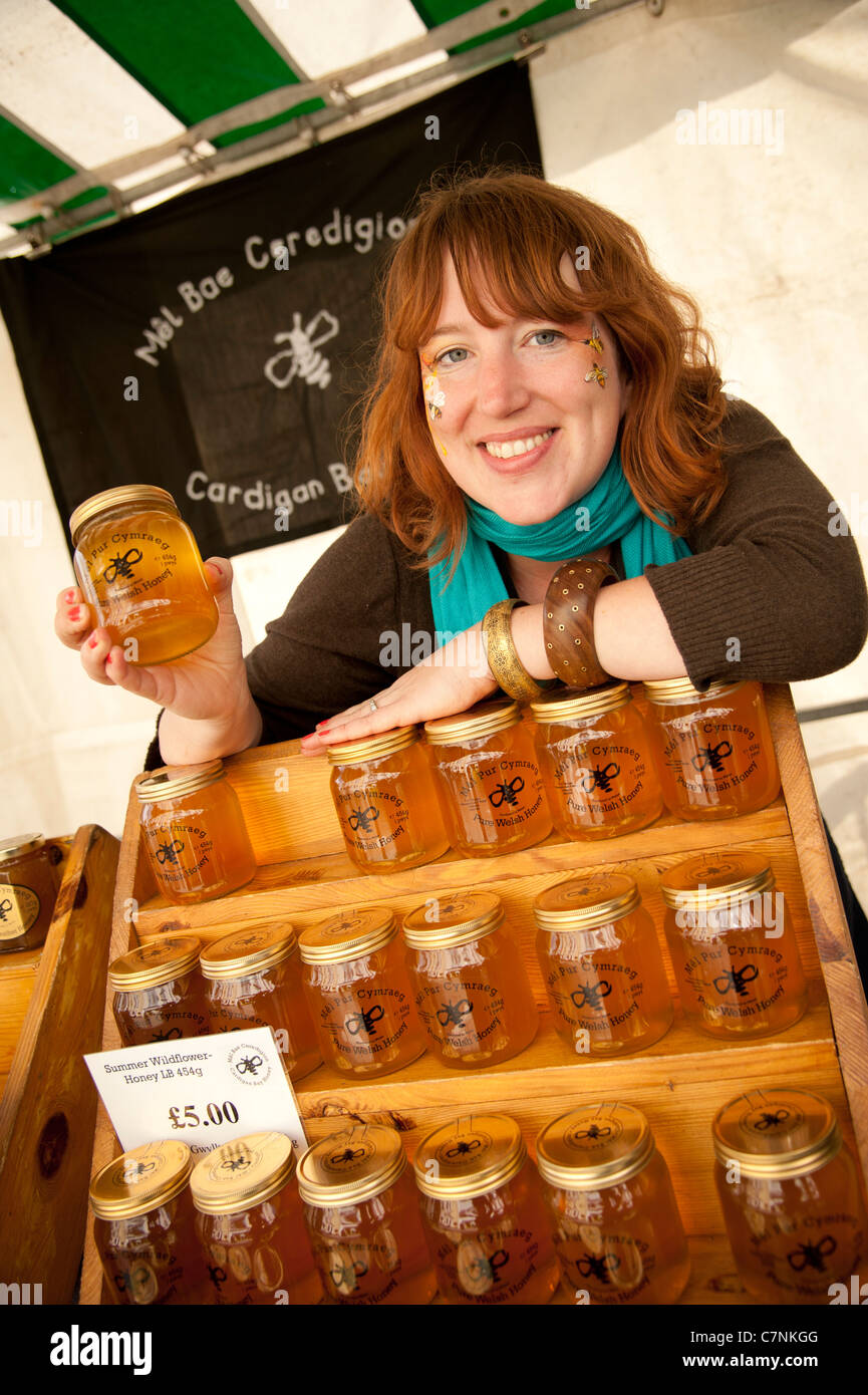 Market stall selling honey hi-res stock photography and images - Alamy