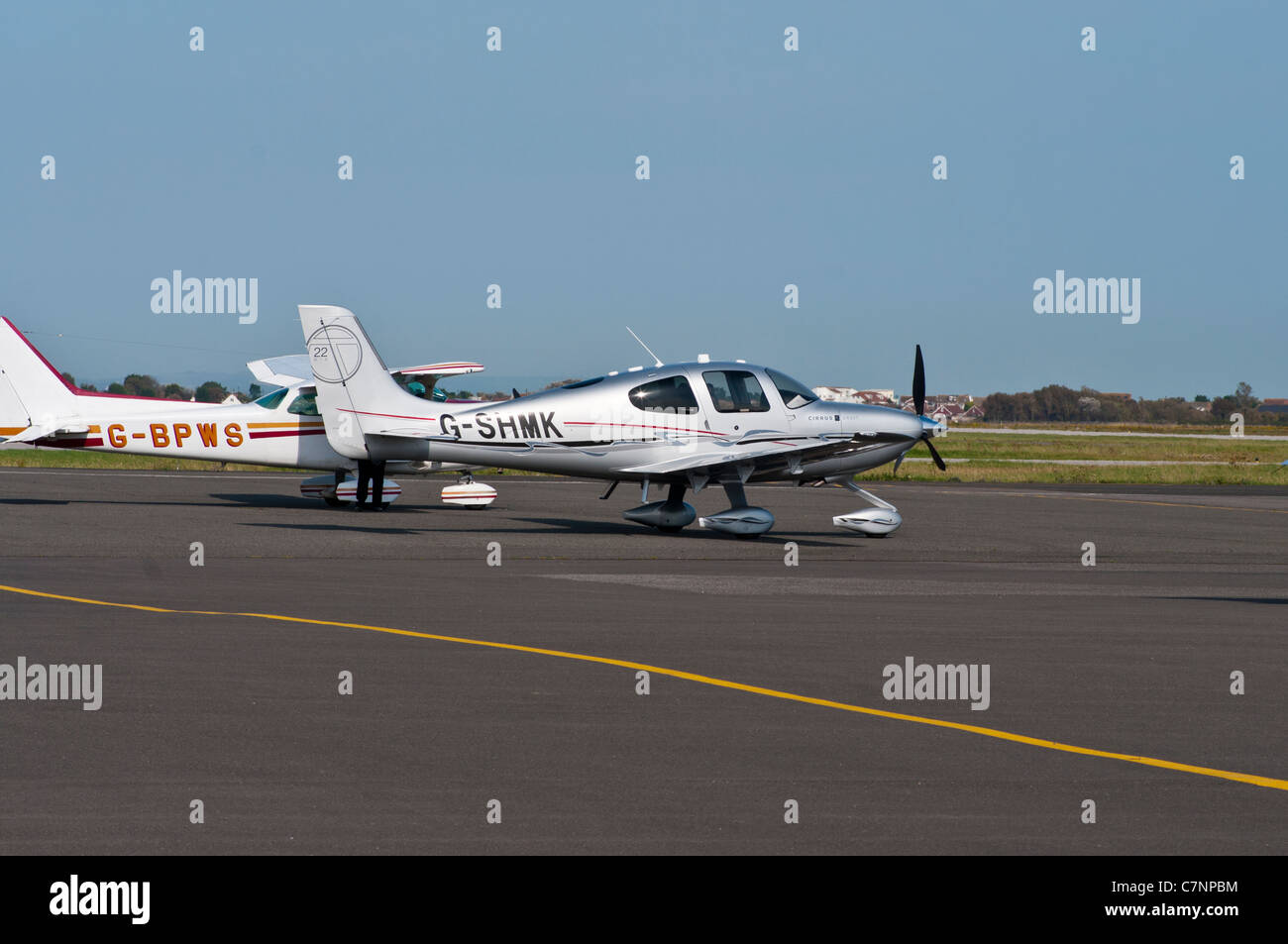 Cirrus aircraft hi-res stock photography and images - Alamy