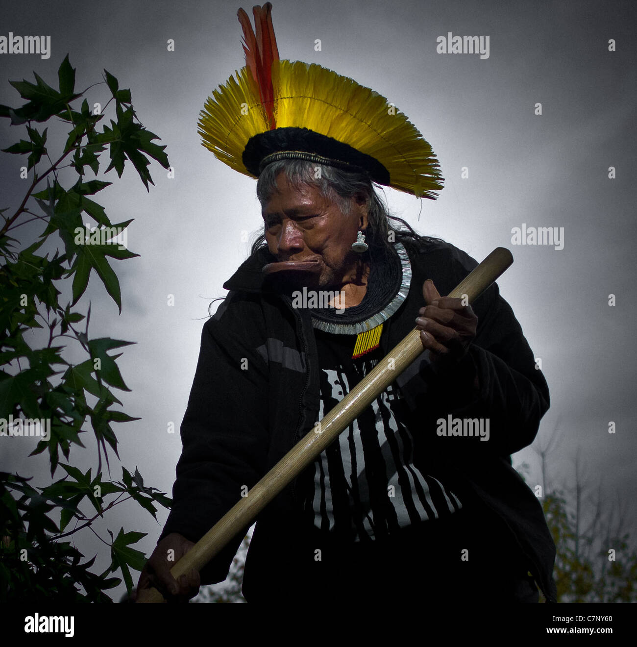 Indian Chief Raoni at the "Chateau de Cheverny", Raoni plant a tree ...