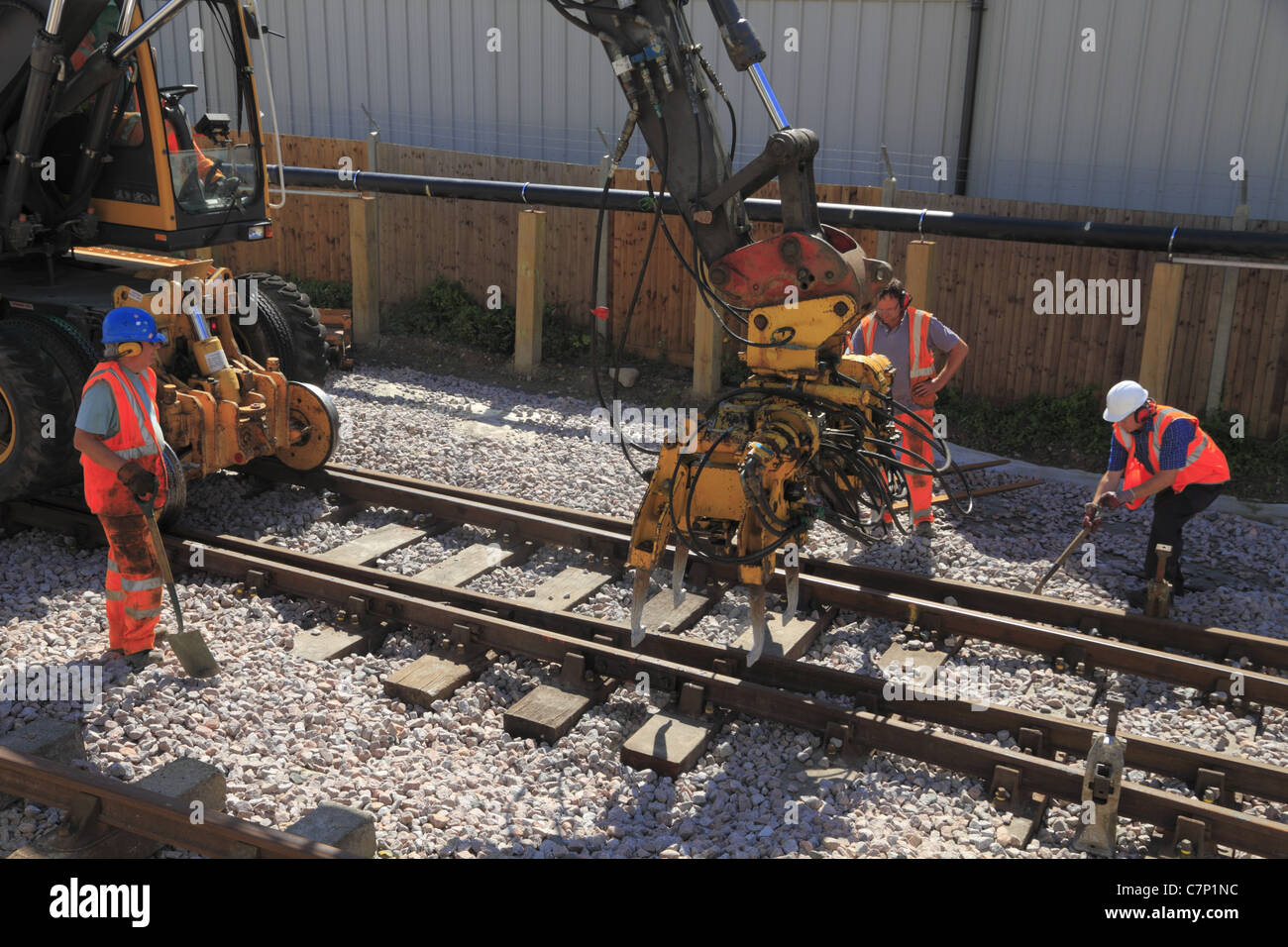 Rail men working tracks uk hi-res stock photography and images - Alamy