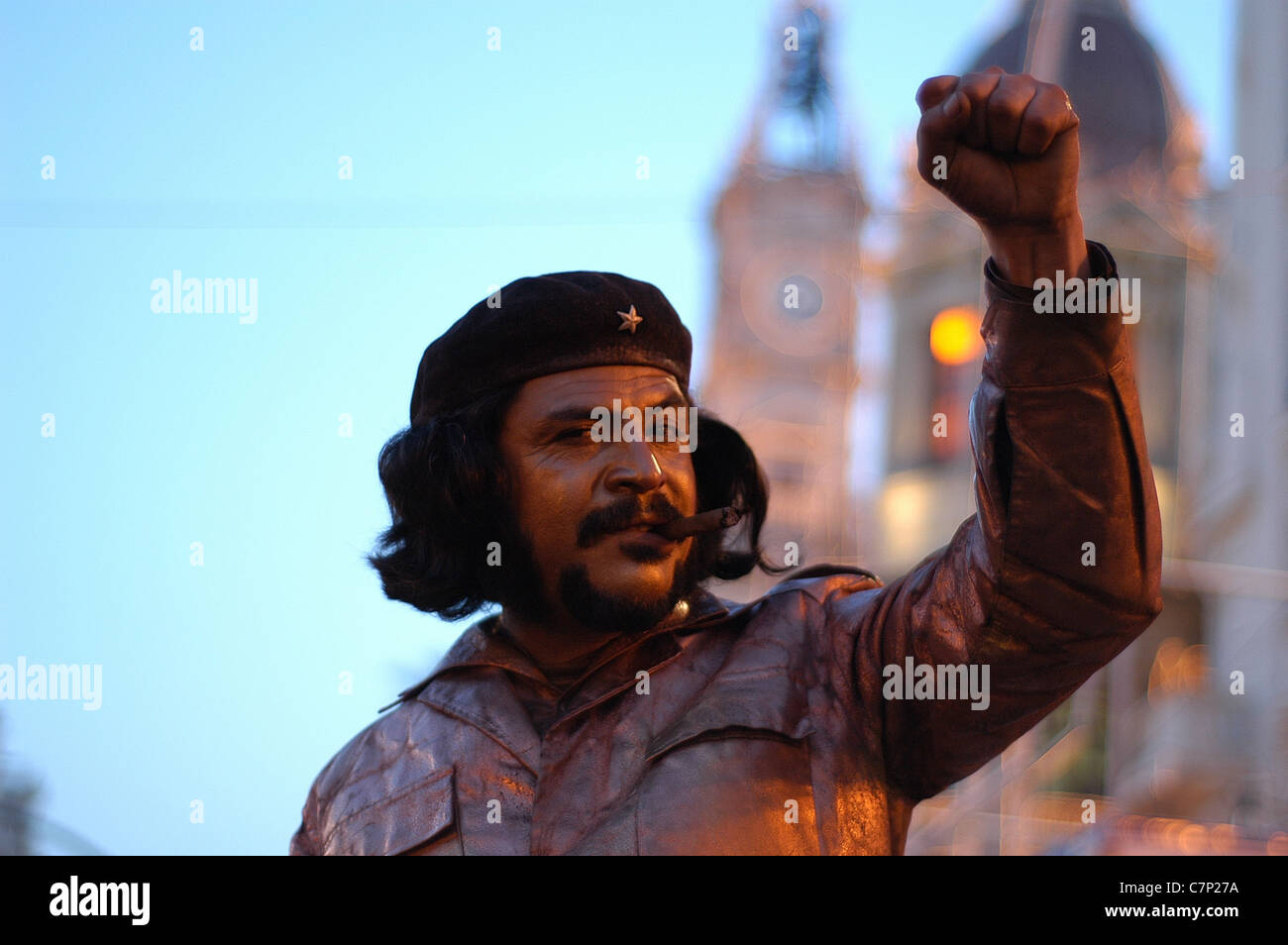 Che Guevera lookalike holding his fist in the air Stock Photo - Alamy
