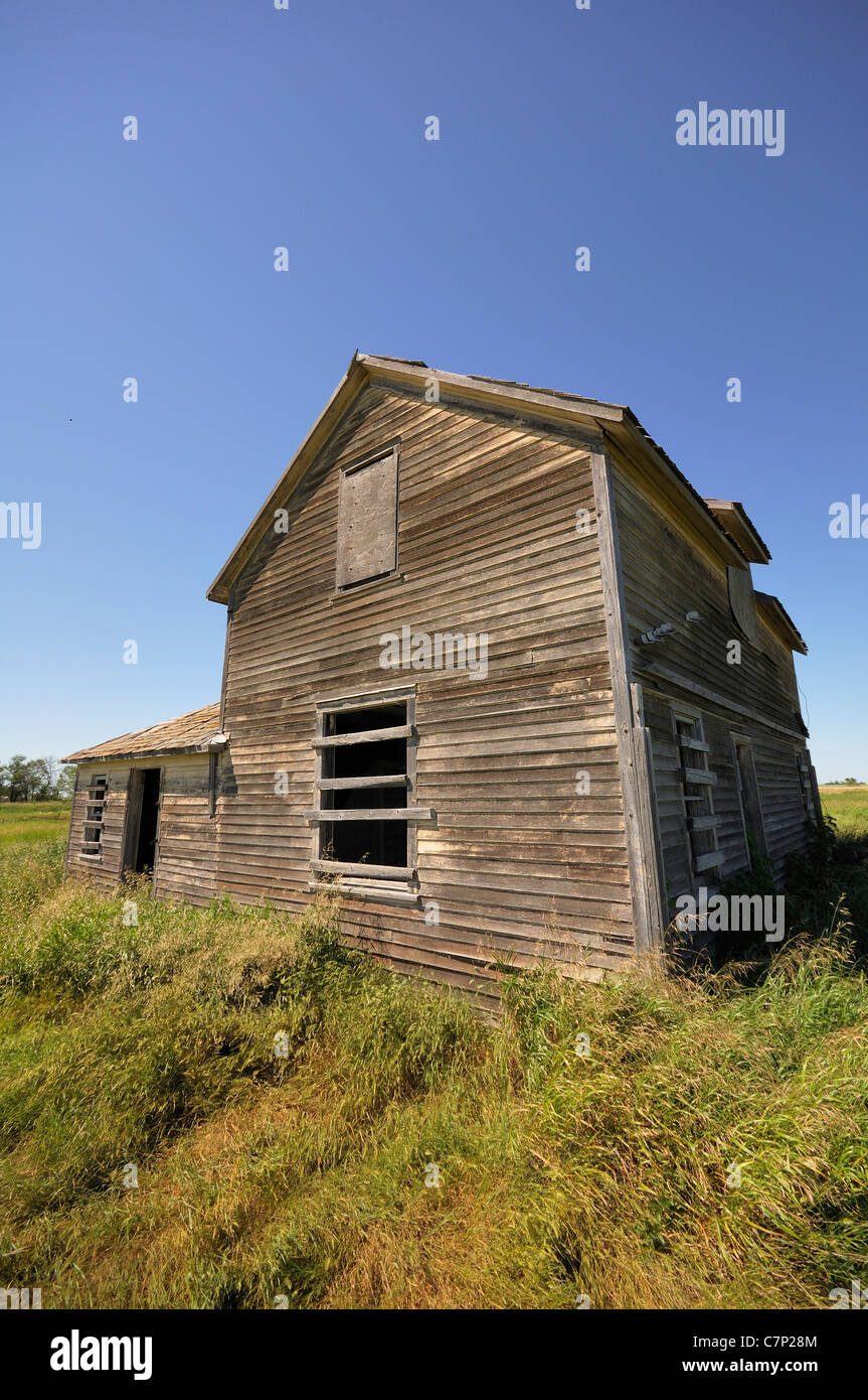 Old abandoned farmhouse on the Canadian Prairies. Saskatchewan, Canada ...