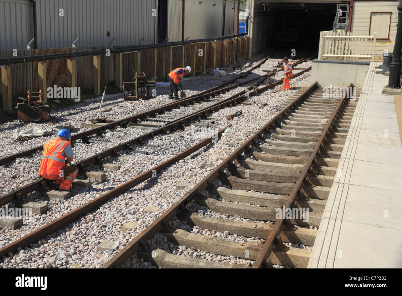 Rail men working tracks uk hi-res stock photography and images - Alamy