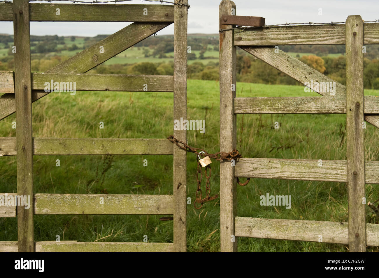 Farm gate padlock and chain hi-res stock photography and images - Alamy