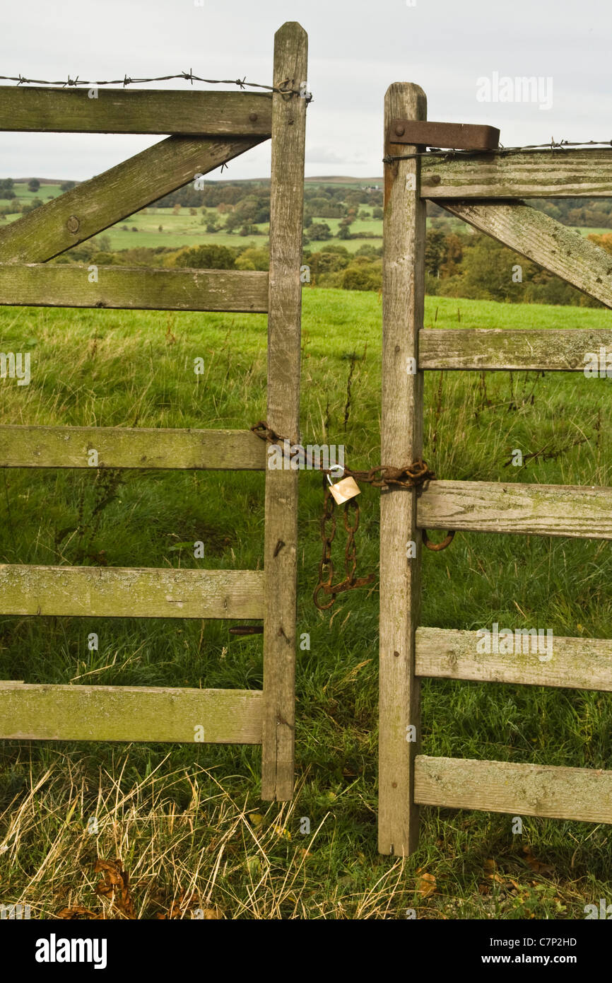 Farm gate padlock and chain hi-res stock photography and images - Alamy