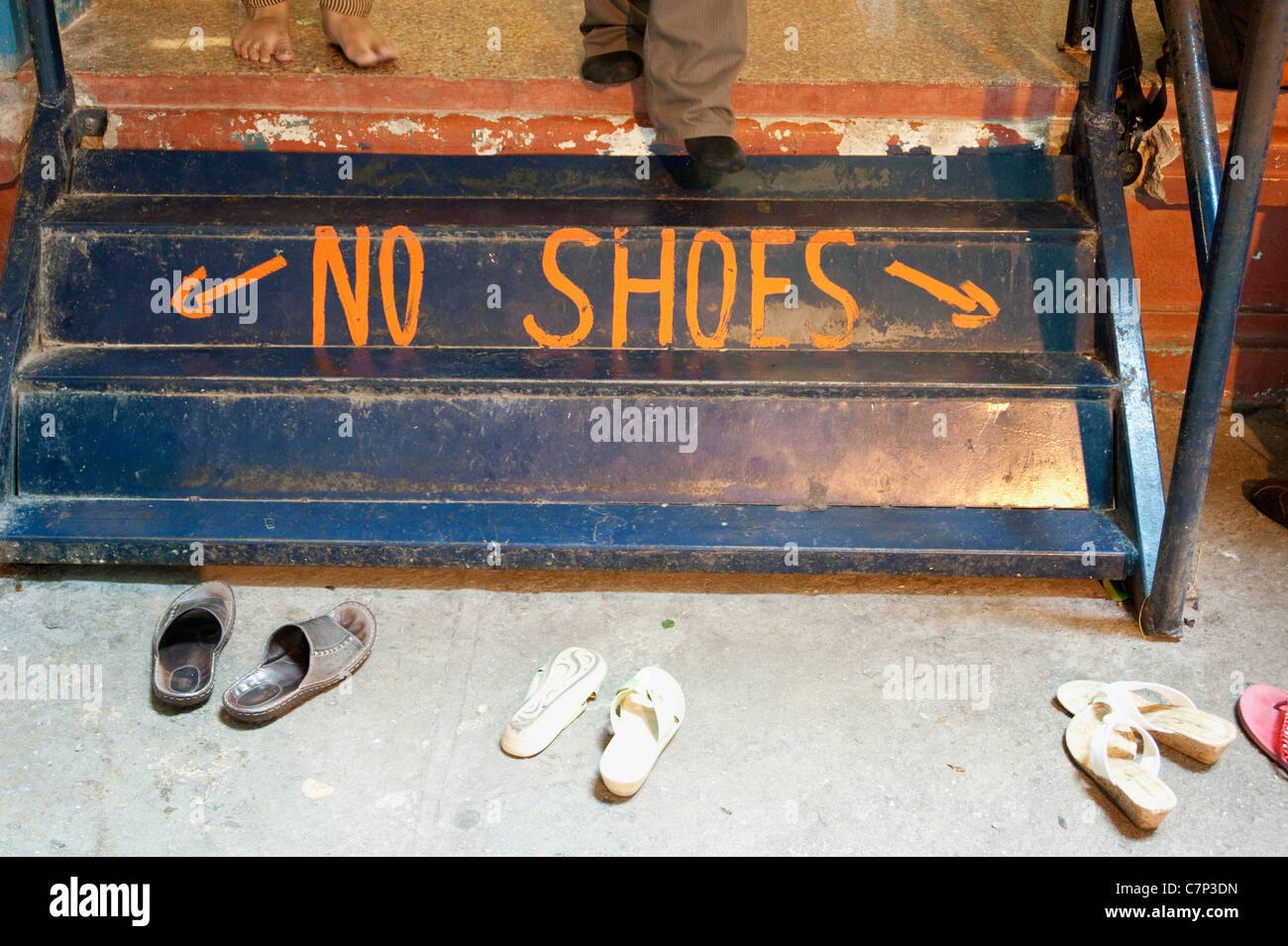 No shoes sign hi-res stock photography and images - Alamy