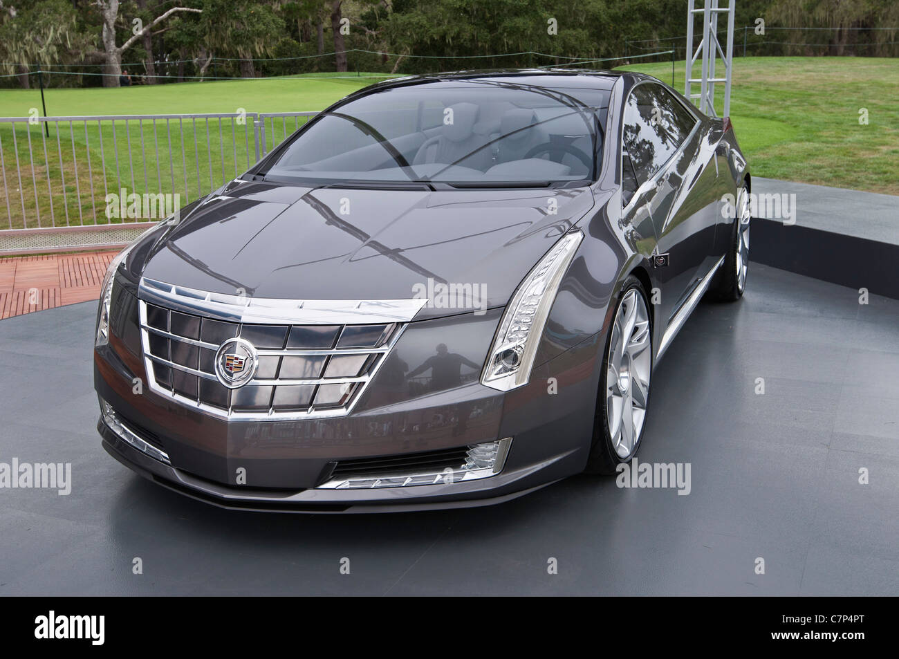 The cars and crowds at the Concours d’Elegance Stock Photo - Alamy