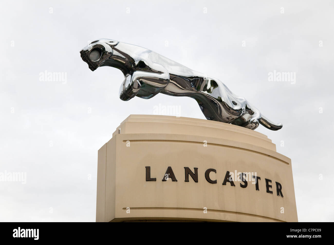 Jaguar sign uk hi-res stock photography and images - Alamy