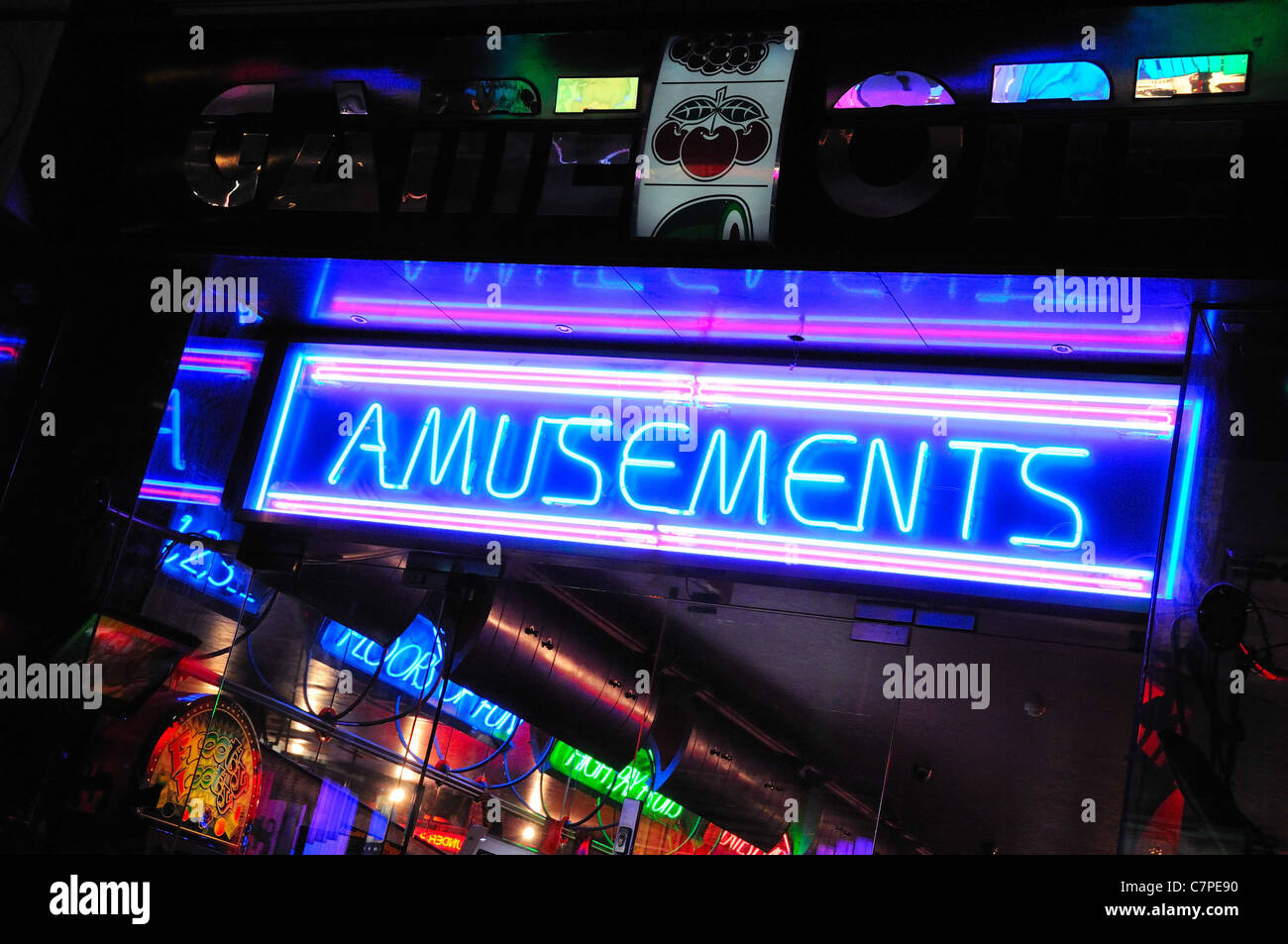 Amusements sign hi-res stock photography and images - Alamy