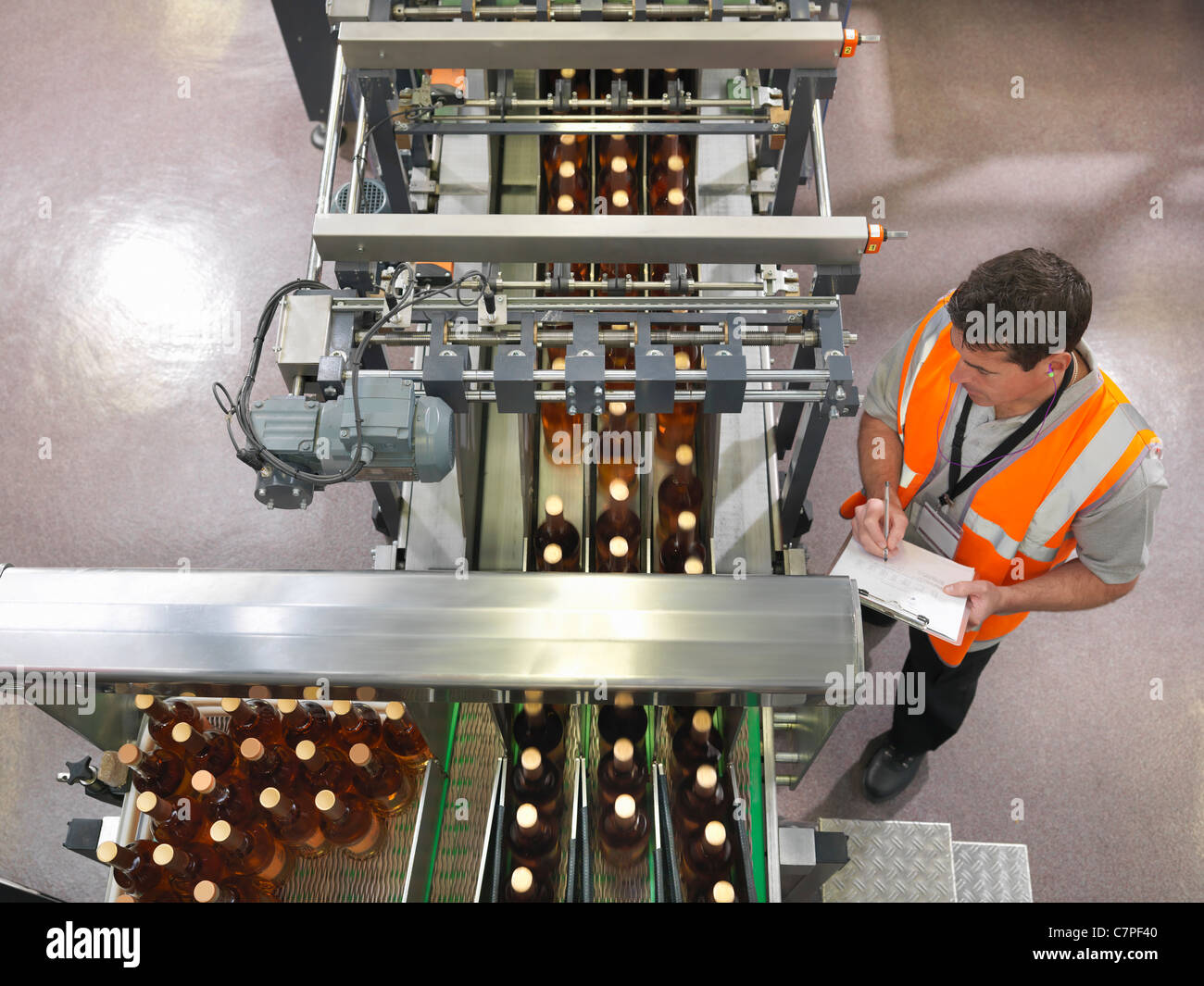 Factory worker in bottling plant hi-res stock photography and images ...