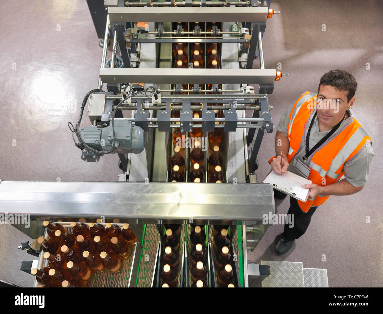 Factory worker in bottling plant hi-res stock photography and images ...